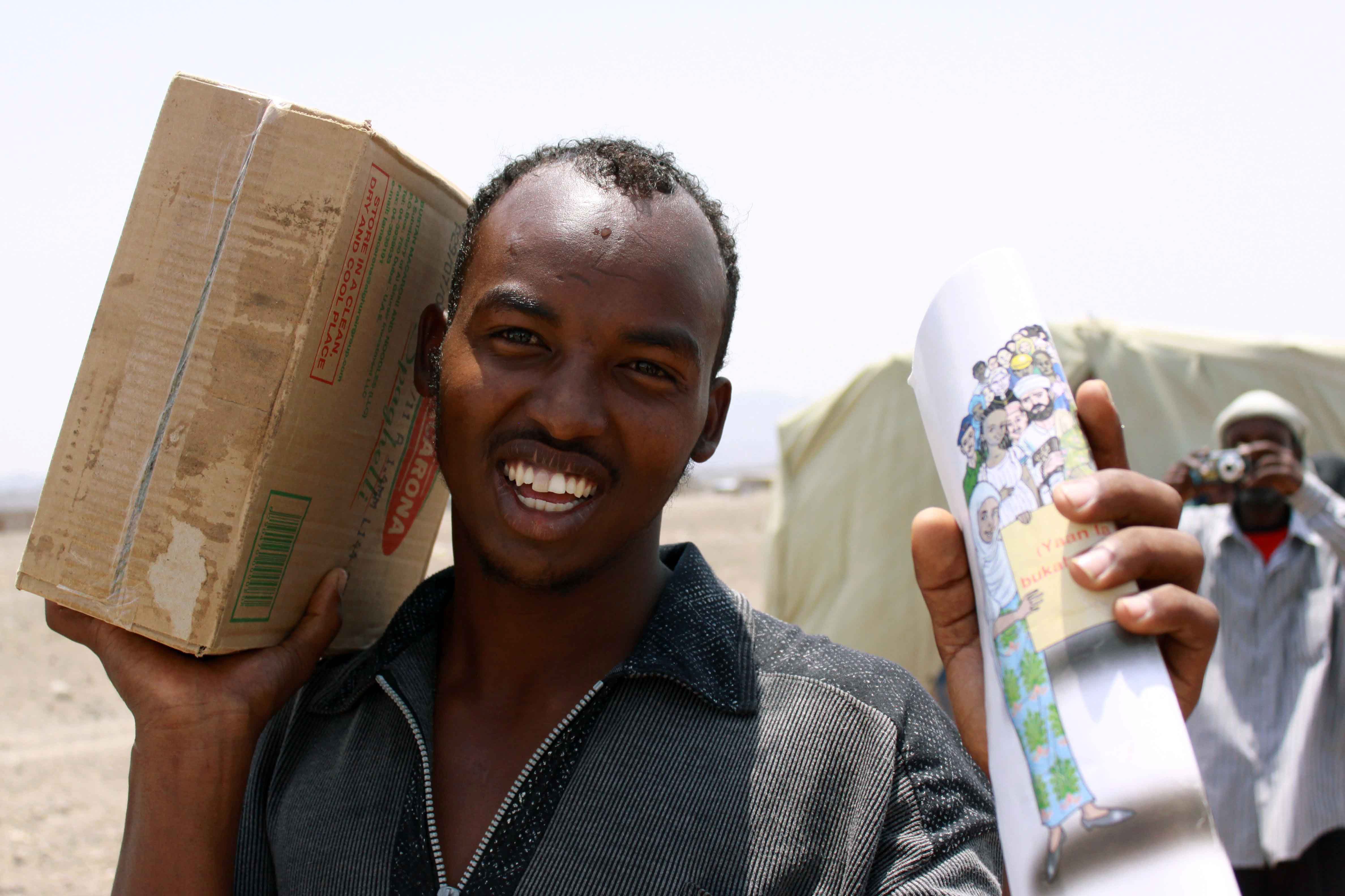 UNHCR distributes aid from UAE to refugees in Yemen | UNHCR Asia Pacific