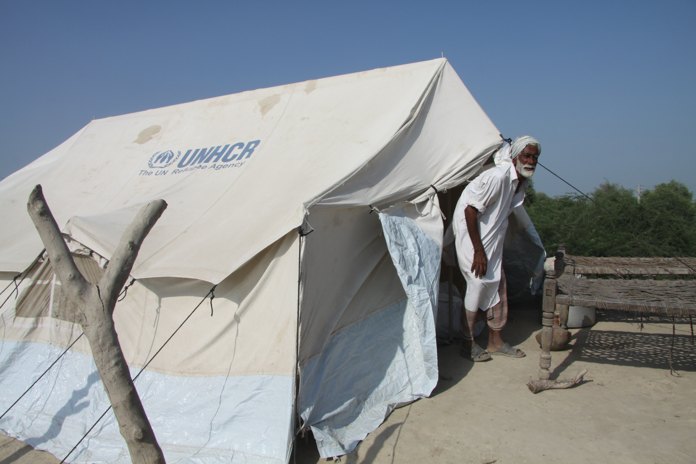 UNHCR provides cash assistance to over 1 million Afghan refugees in ...
