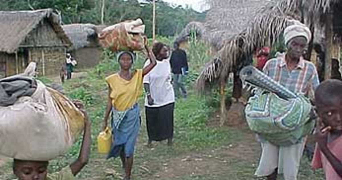 Liberian refugees moved inland in Sierra Leone; others stuck on Guinea ...