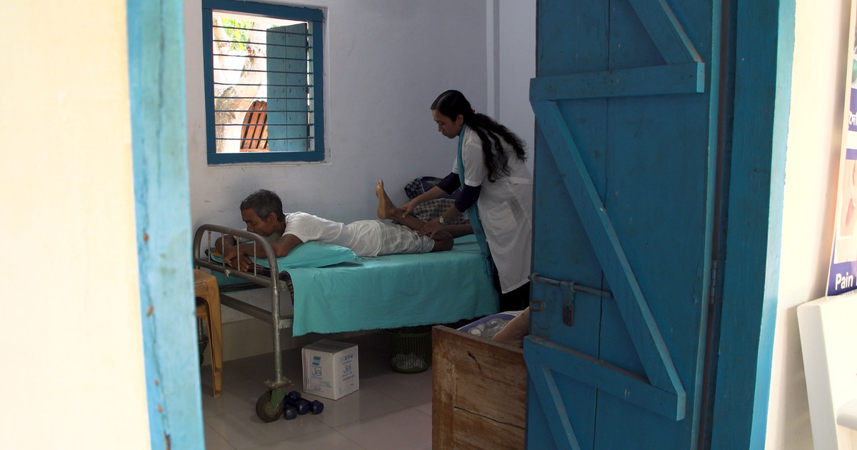 Clinic helps refugees and Bangladeshis in pain | UNHCR Australia