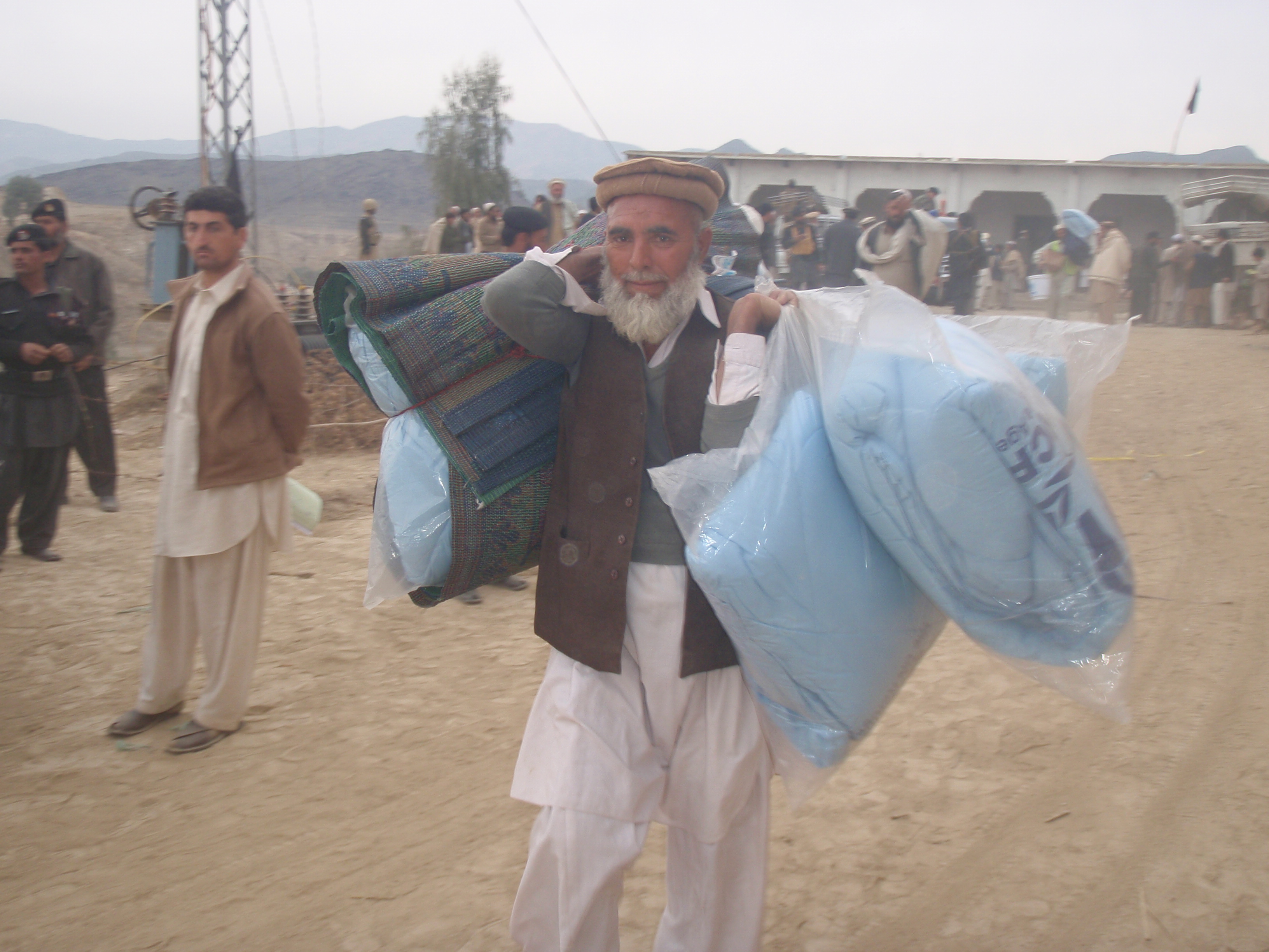 De récentes opérations militaires au nord du Pakistan déplacent 25 000 ...