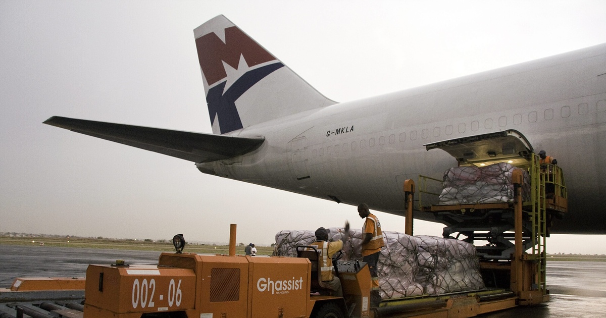 UNHCR airlifts emergency relief items for expelled refugees in Angola ...