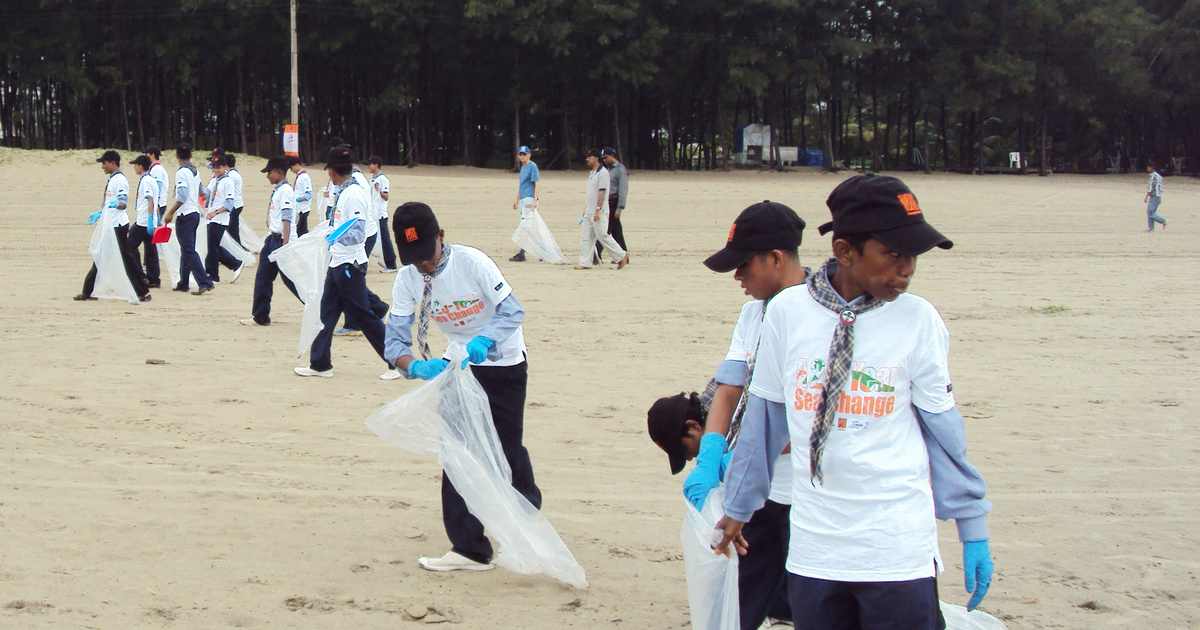 Making a Splash: Refugee Boy Scouts in Bangladesh clean up at the beach ...