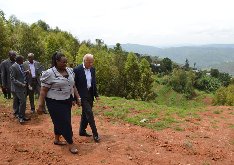 UNHCR and the Government of Rwanda visit Gihembe camp’s rehabilitated ...