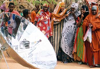 Solar cooker offers ray of hope for refugee environment | UNHCR