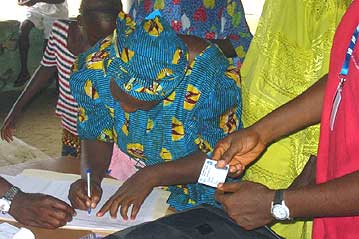 UNHCR issues ID cards to Congo's refugees | UNHCR