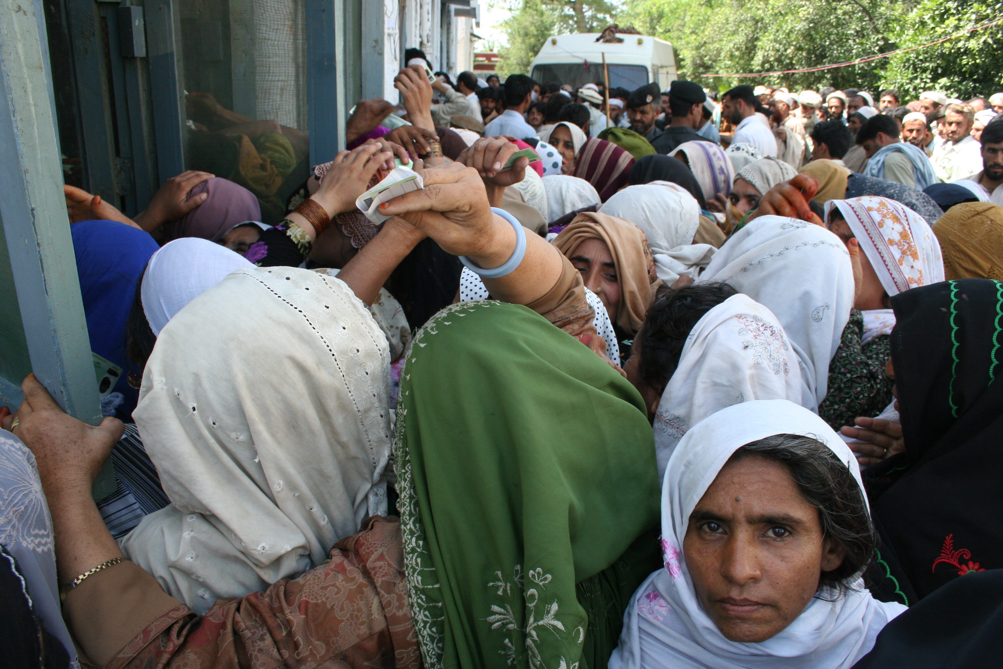 Hundreds of thousands displaced by fighting in Pakistan highlands | UNHCR