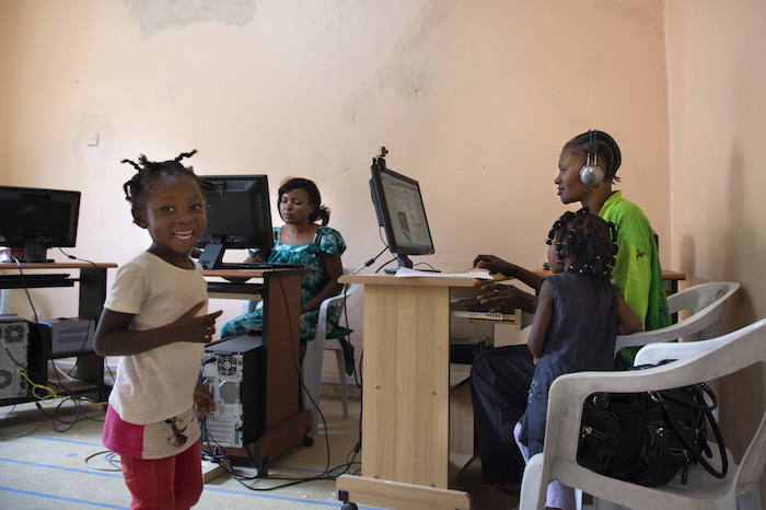 The refugees learning to reconnect | UNHCR