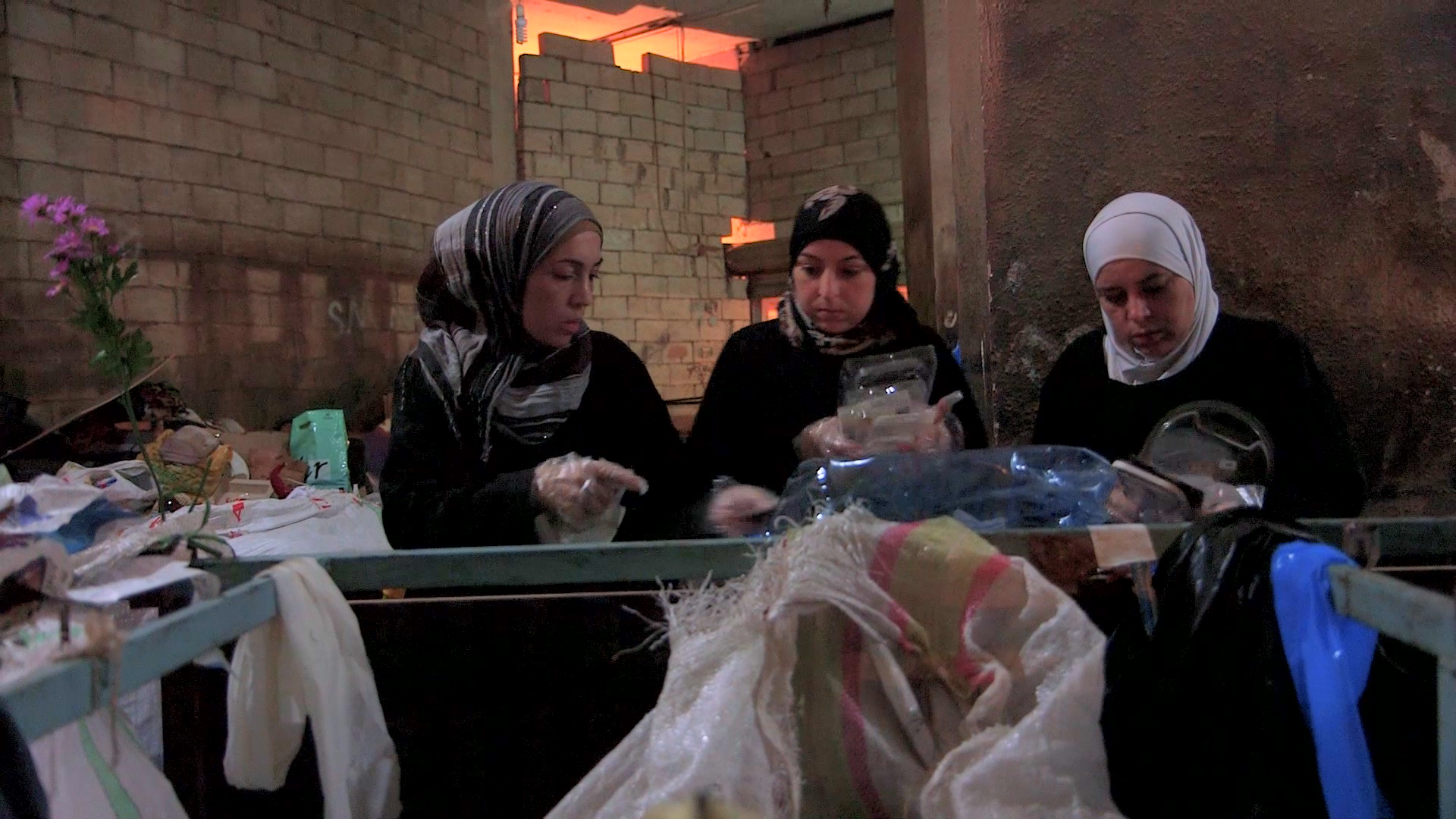 Syrian recyclers help tackle Lebanon garbage crisis | UNHCR