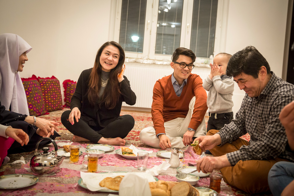 Science graduate urges fellow Afghan refugees to 'dream big' | UNHCR