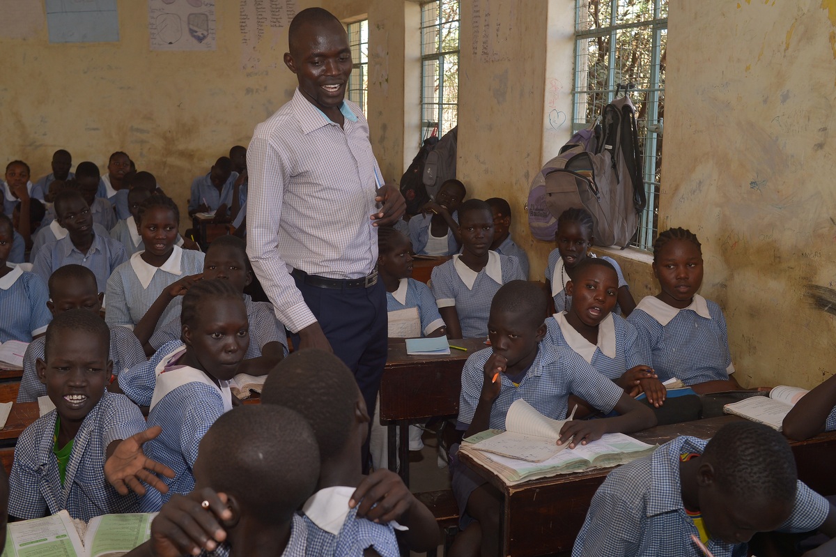 Mentoring project inspires teachers at vast school in Kenya | UNHCR
