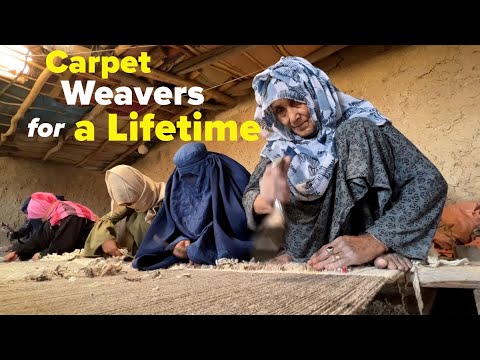 Afghanistan’s women carpet weavers thrown an economic lifeline | UNHCR