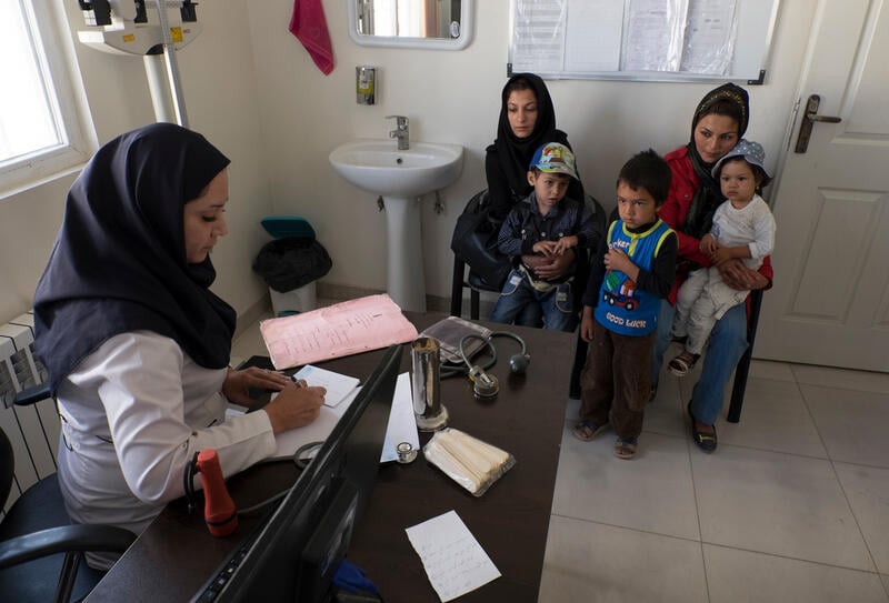 Trailblazing health scheme benefits refugees in Iran | UNHCR