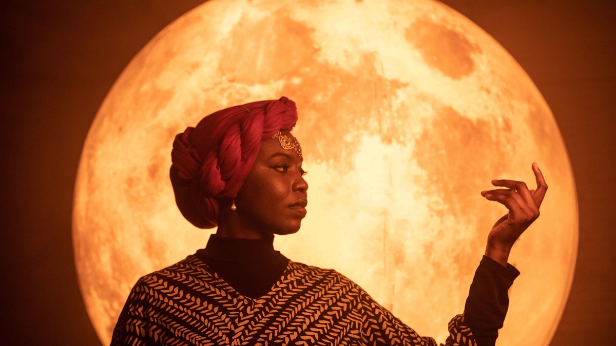 Poet and activist Emi Mahmoud brings voices of refugees to COP26 | UNHCR