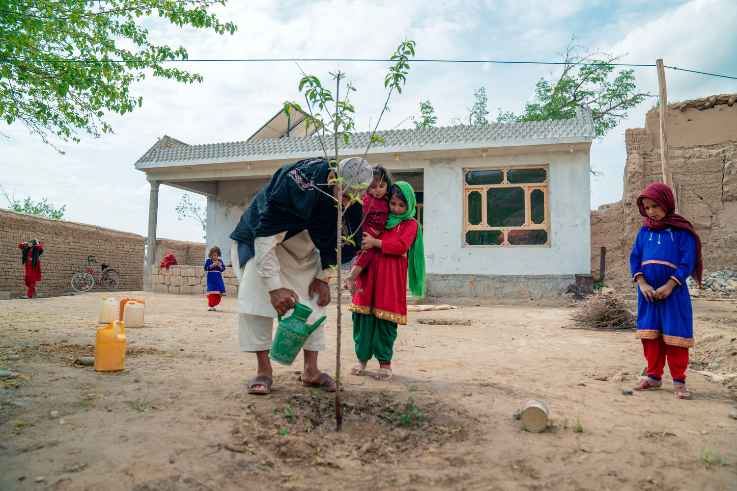 Displaced Afghans get help to rebuild their lives and communities | UNHCR