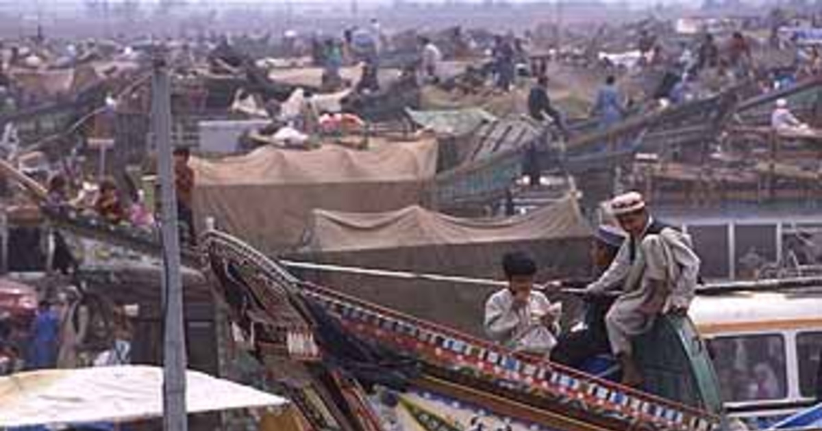 Afghan refugees in Iran start returning home under new initiative | UNHCR