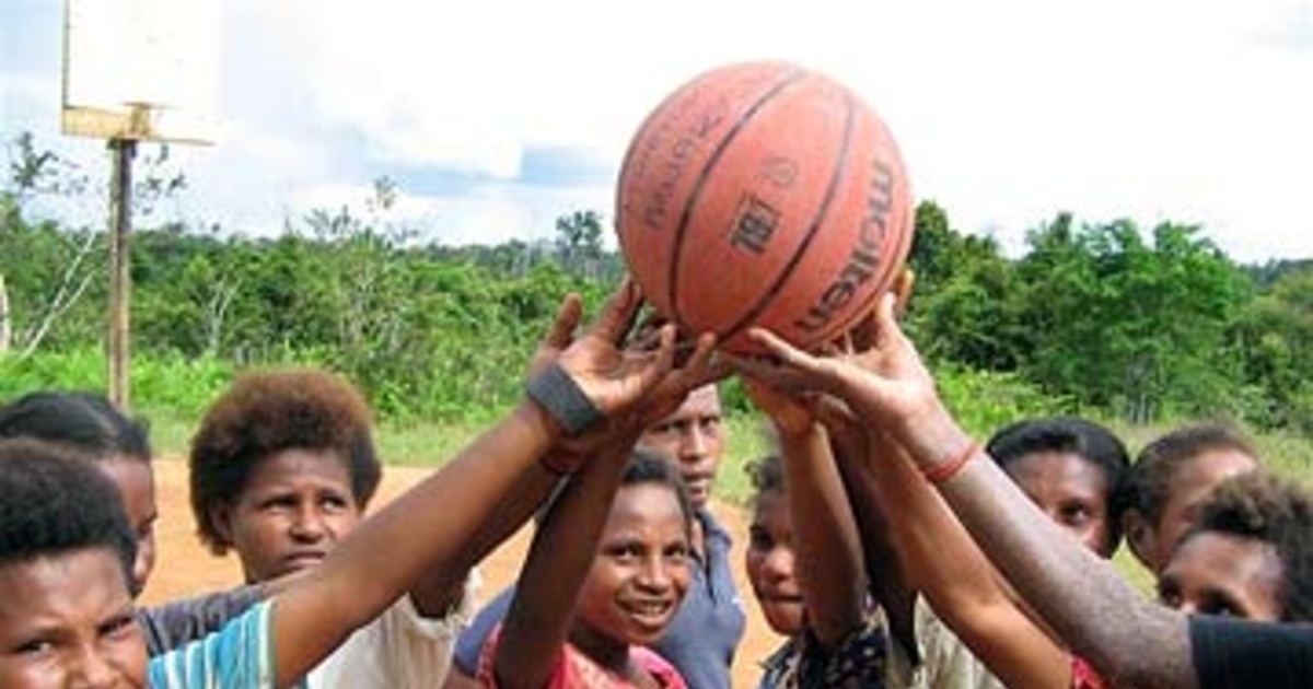 Basketball bonus lets young refugees shoot hoops of hope | UNHCR