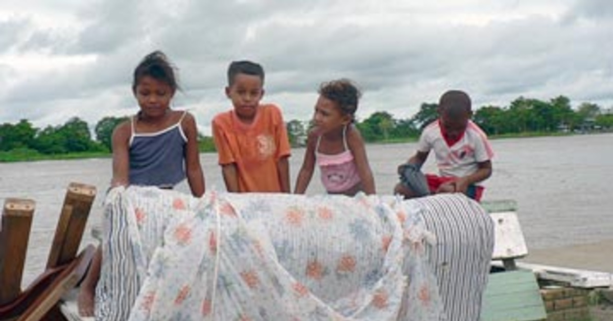 More families flee unrest near Colombia's northern border with Panama ...