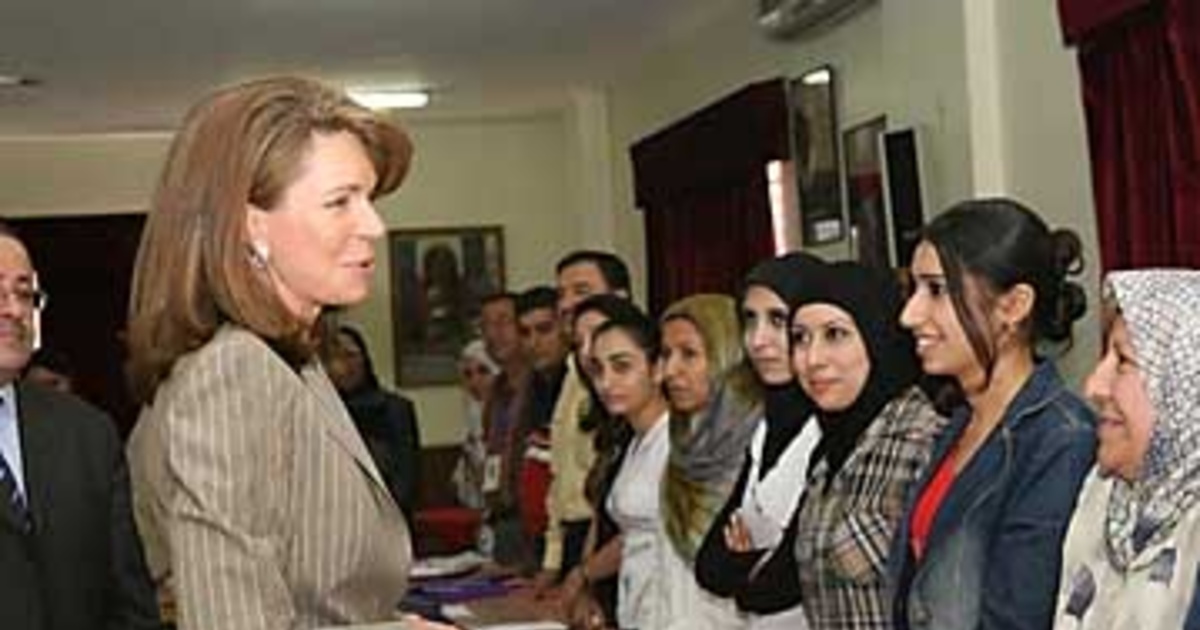 Queen Noor joins UNHCR training for outreach volunteers in Jordan | UNHCR