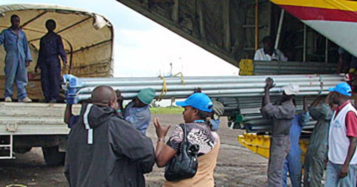 UNHCR flies vital shelter aid to North Kivu for displaced Congolese | UNHCR