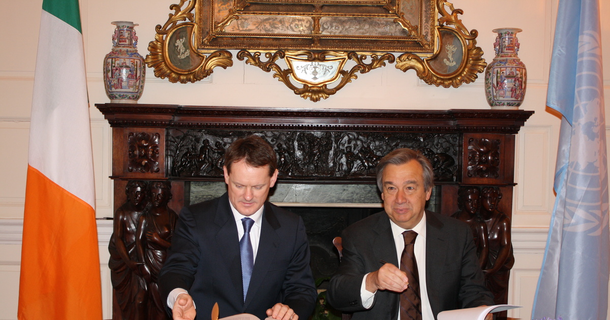 UNHCR chief Guterres signs funding agreement with Ireland | UNHCR