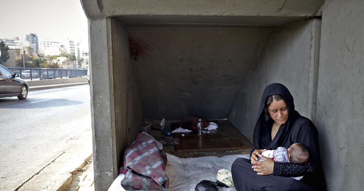 Syrian refugees in Jordan, Lebanon snared in poverty - study | UNHCR