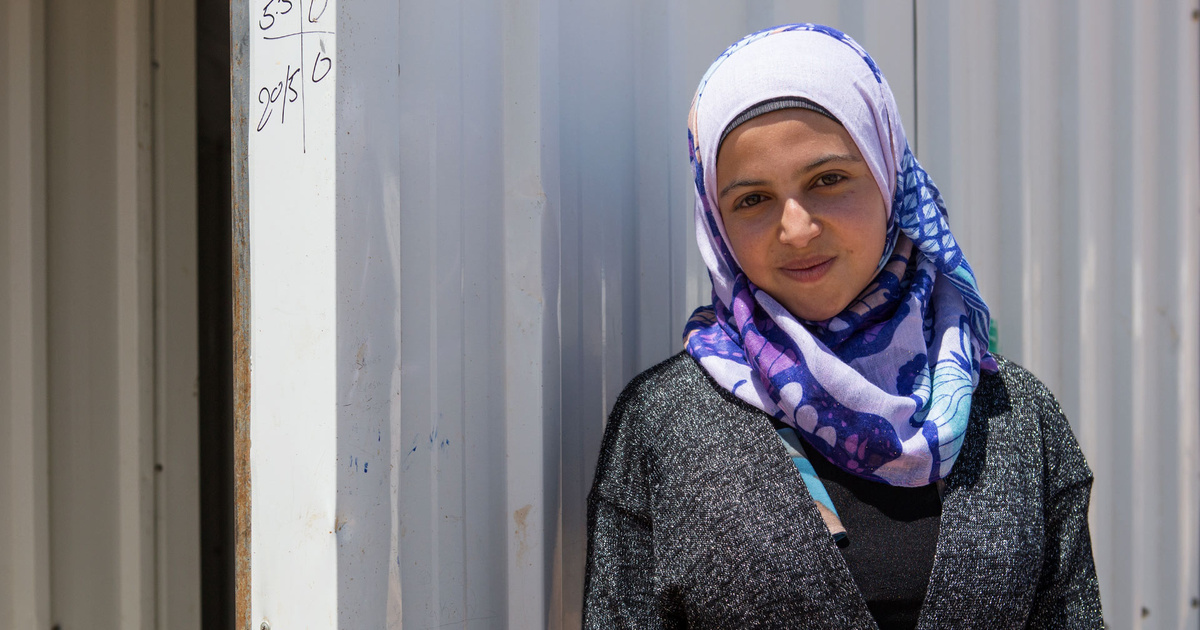 A teenage refugee champions girls' education | UNHCR