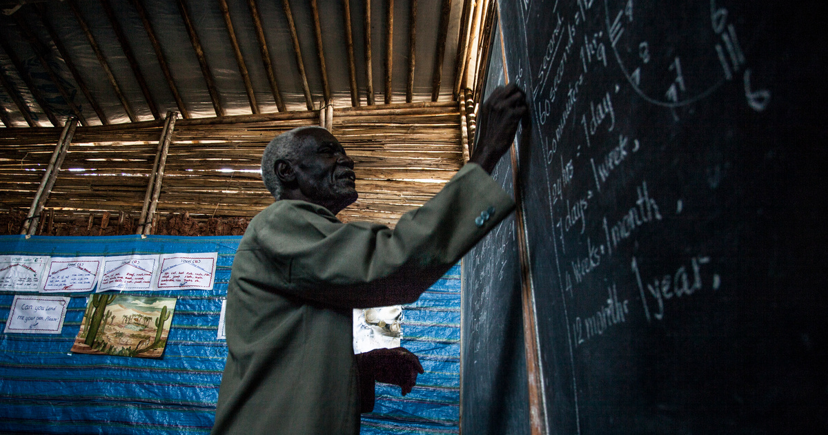 Volunteer refugee teacher steps up to fill gaps in camp schooling | UNHCR