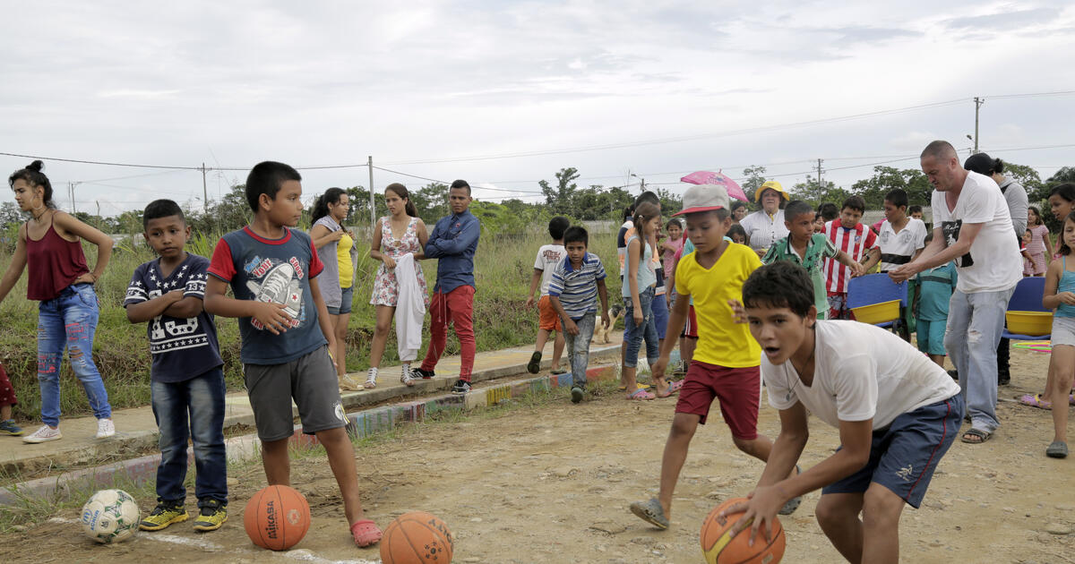 Displaced youth seek to heal divided Colombian town | UNHCR