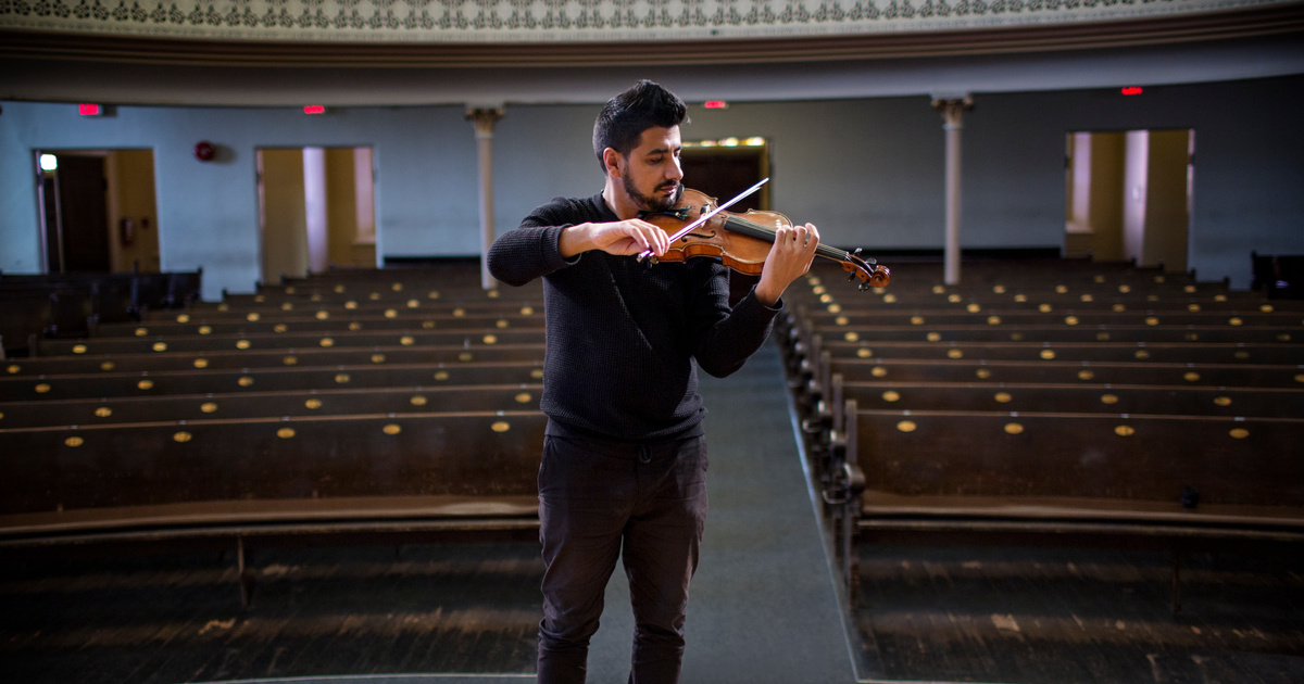 Syrian violinist helps Canadian community hear his song | UNHCR
