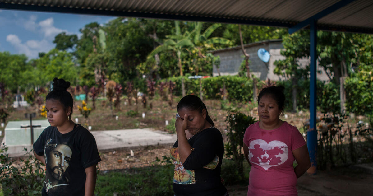 As gangs target relatives, a Central American family flees | UNHCR