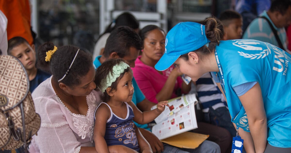 UN Refugee Chief honours 'commitment and spirit' of aid workers | UNHCR