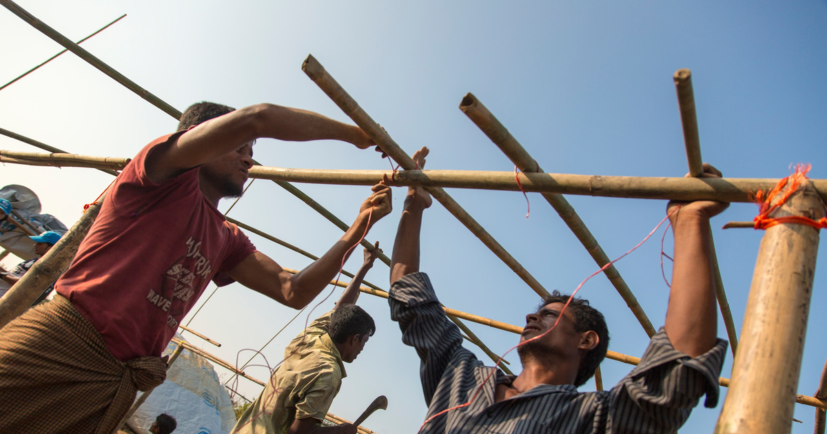 Rohingya refugees build new homes on new site in Bangladesh | UNHCR