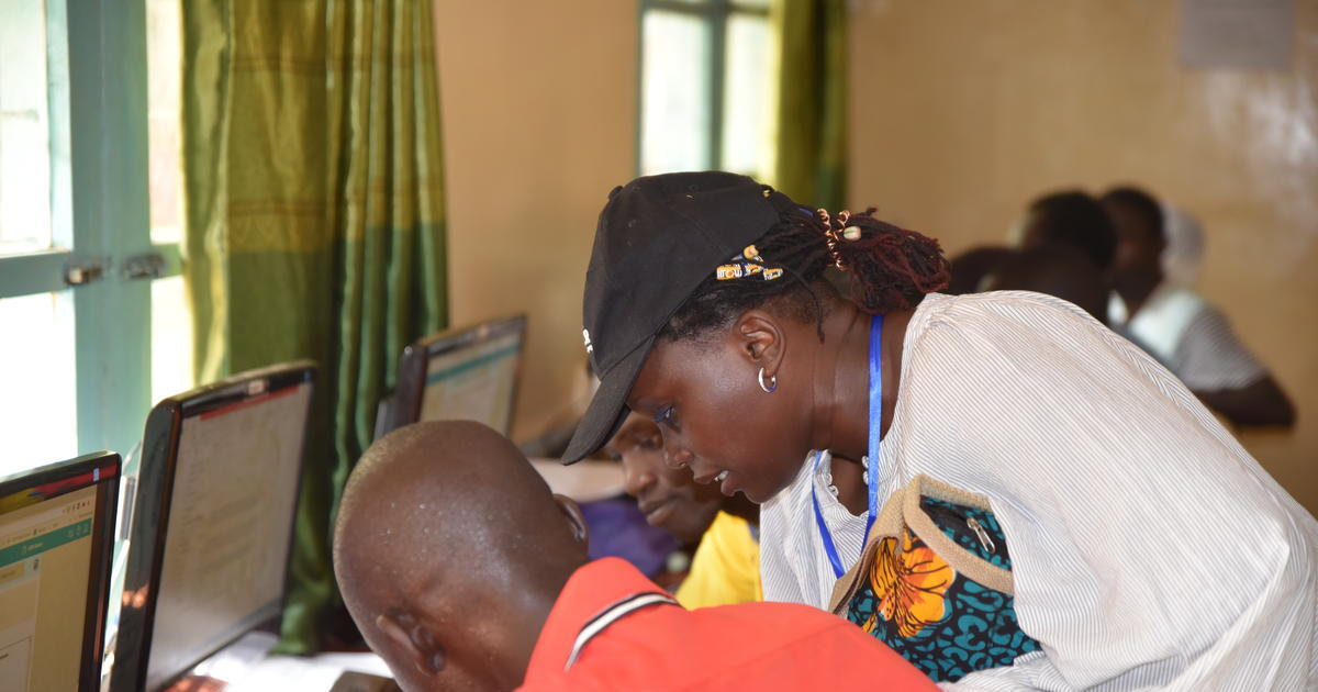 Une informaticienne primée motive des jeunes filles à apprendre le ...