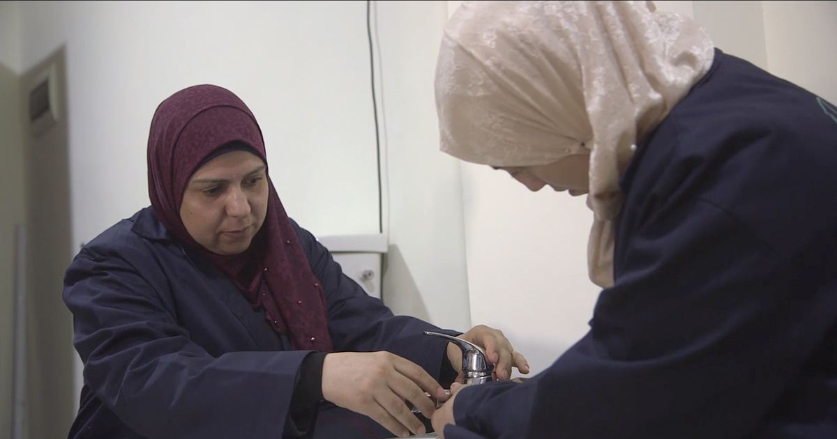 Jordan's accidental plumber trains team of Syrian refugee women | UNHCR