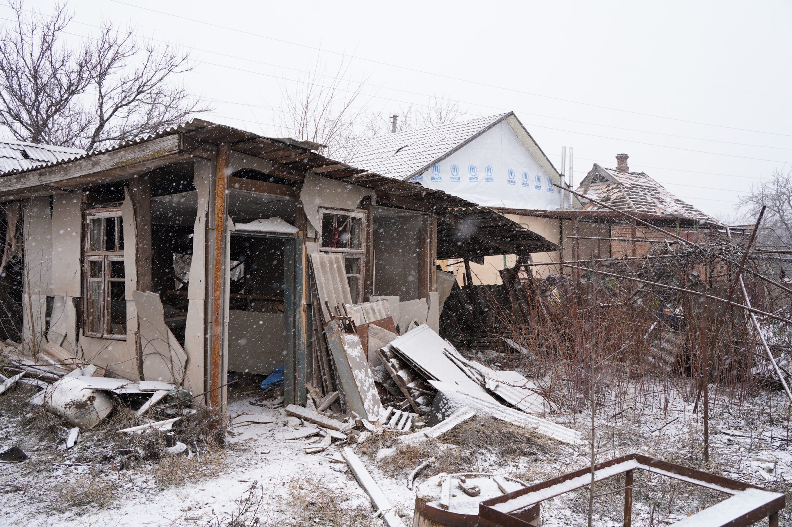 After the attacks: how UNHCR responds and helps people in Ukraine fix ...