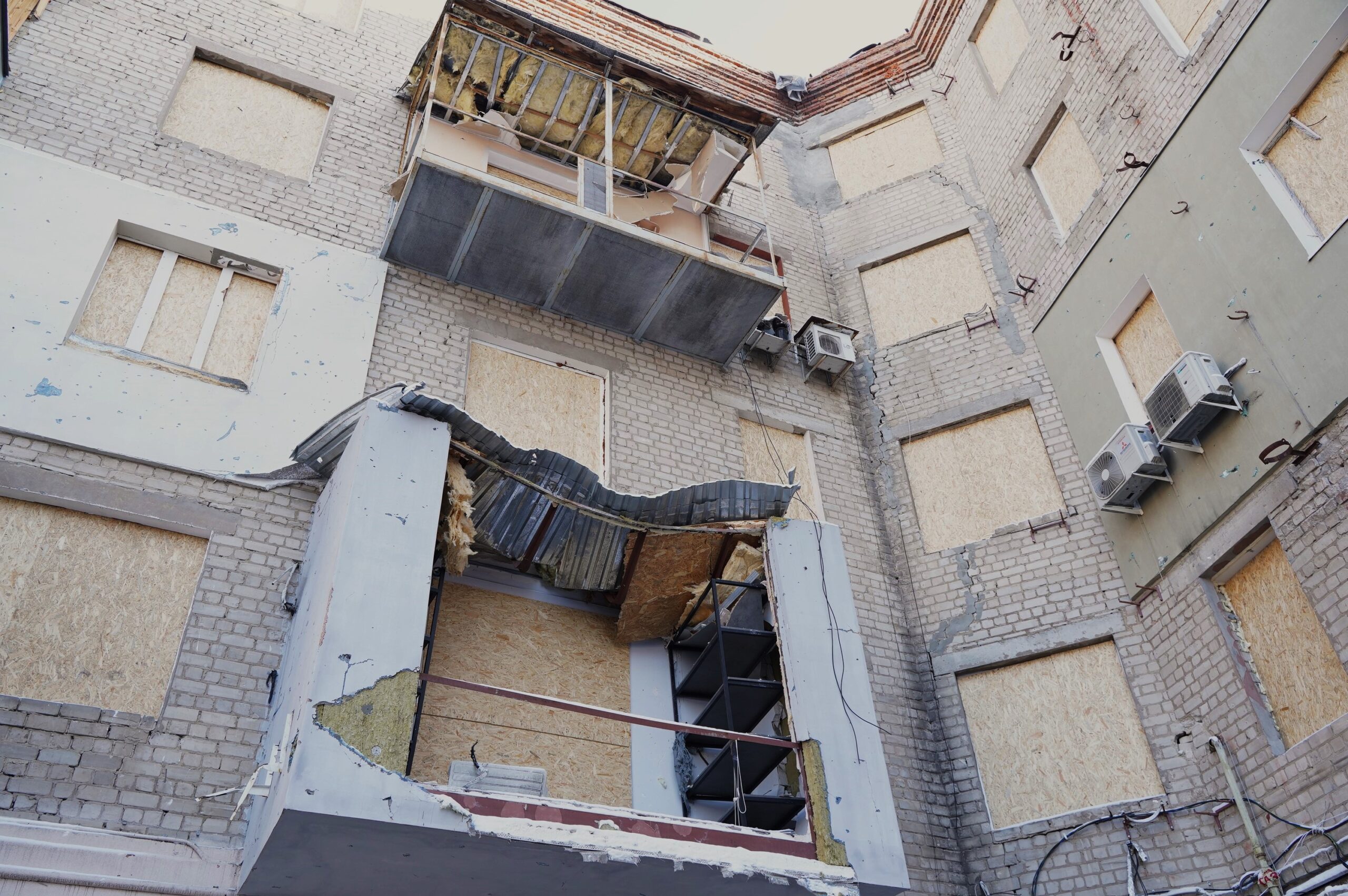 After the attacks: how UNHCR responds and helps people in Ukraine fix ...