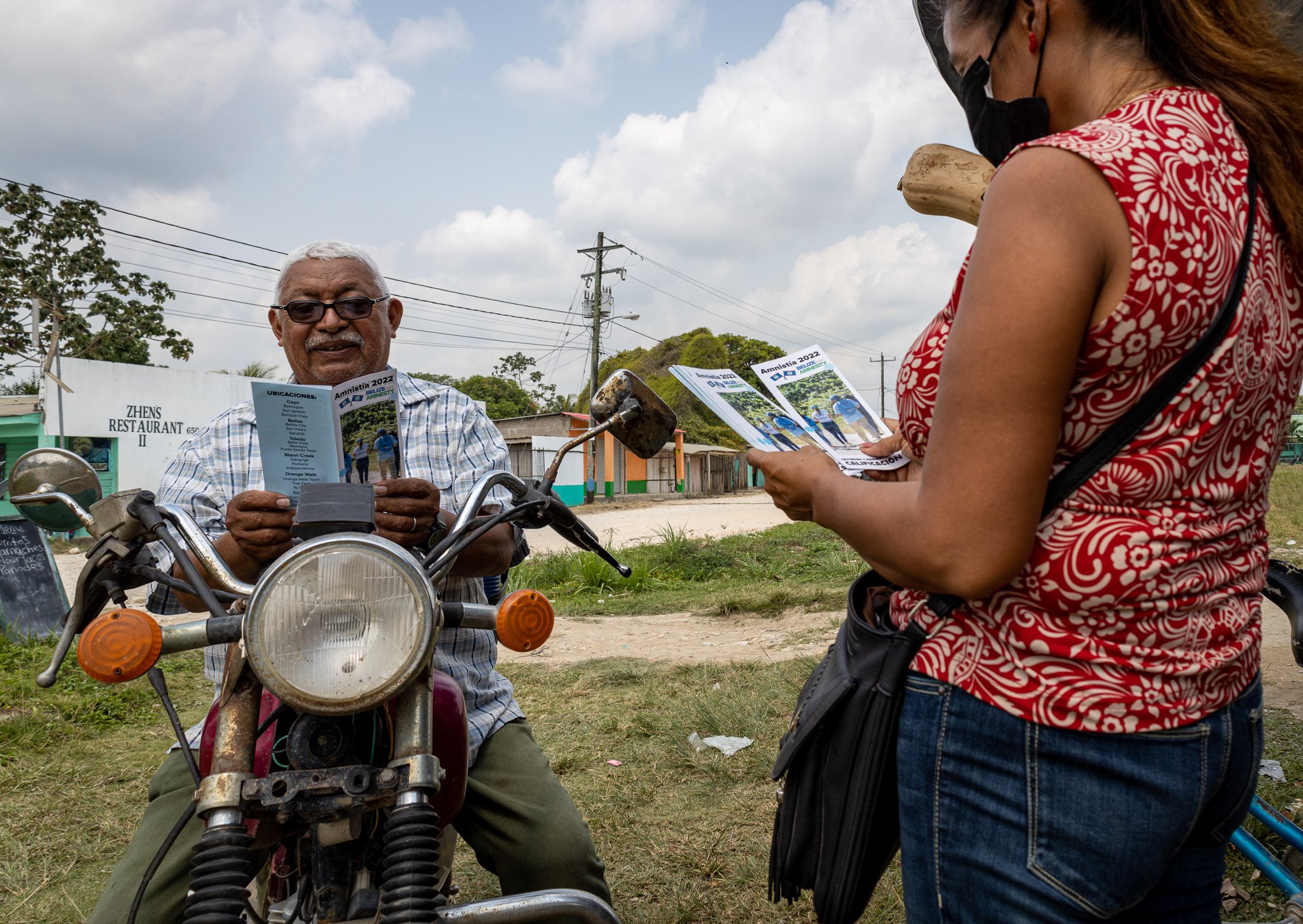Mother and daughter aid in Belize’s regularization process | UNHCR US