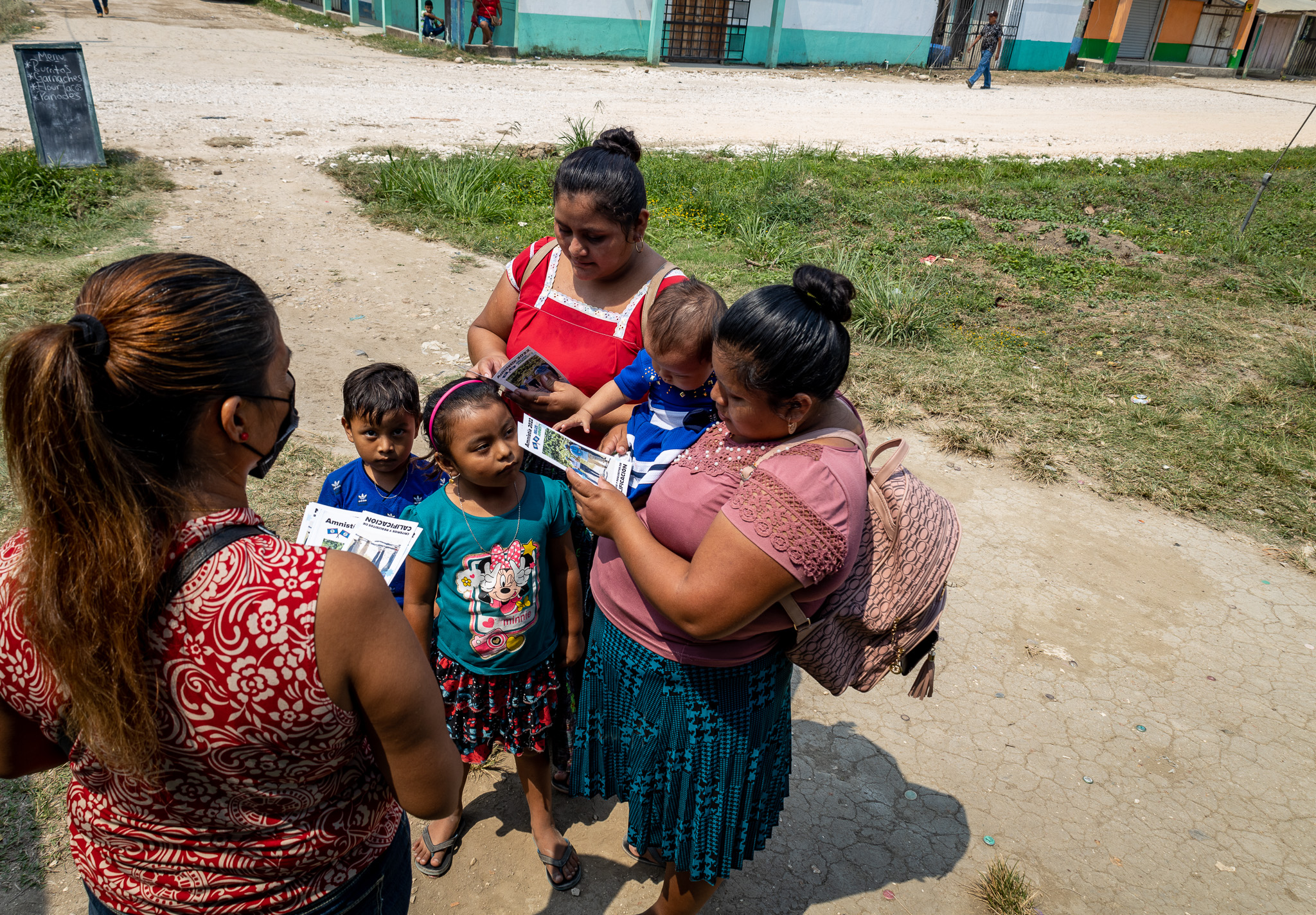 Mother and daughter aid in Belize’s regularization process | UNHCR US