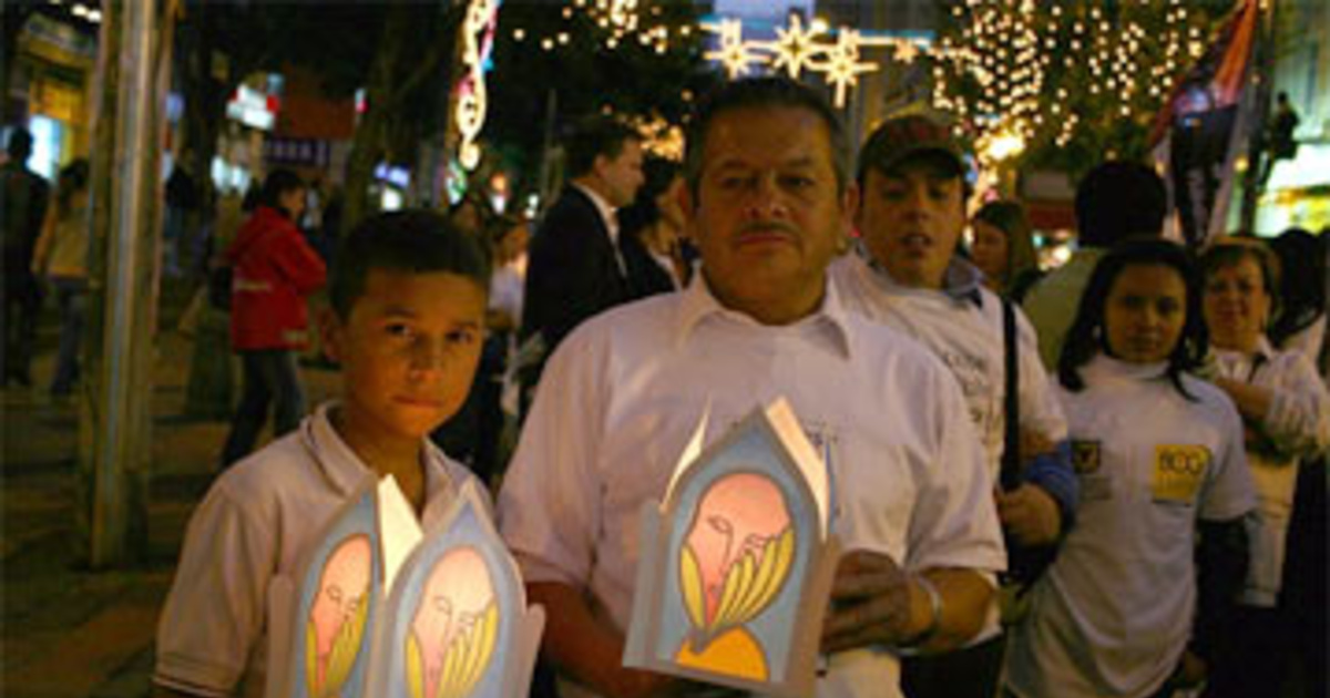 Colombians light up to show solidarity for displaced people | UNHCR US