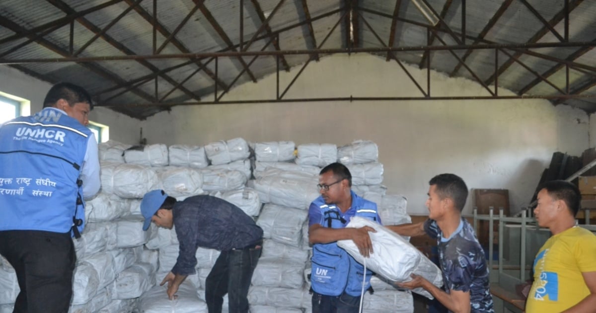 UNHCR rushes plastic sheeting and solar-powered lamps to Nepal ...